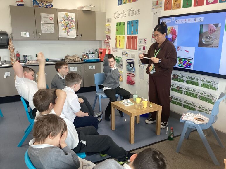 Leopard Class Take Part in Experiments - Latest News - Harry Watts Academy